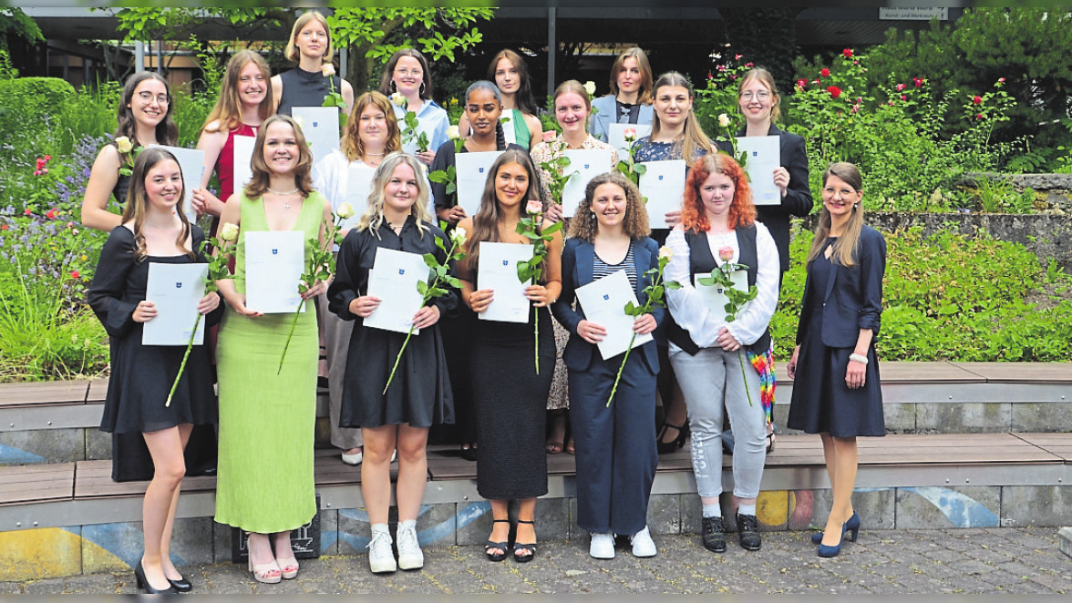 Abiturientinnen erhielten Abiturzeugnis und Rosen - Karriere & Ausbildung