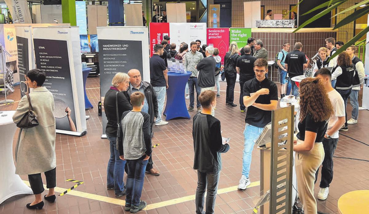 Ein Blick ins Ausstellerverzeichnis und in den Lageplan verrät, welche Unternehmen und Schulen ...