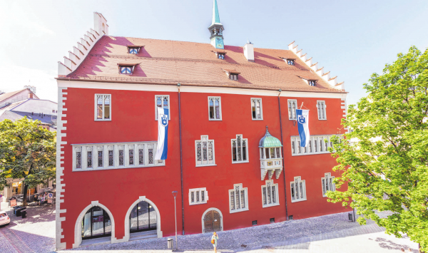 Historisches Rathaus am Marienplatz erstrahlt wieder in roter Farbe ...