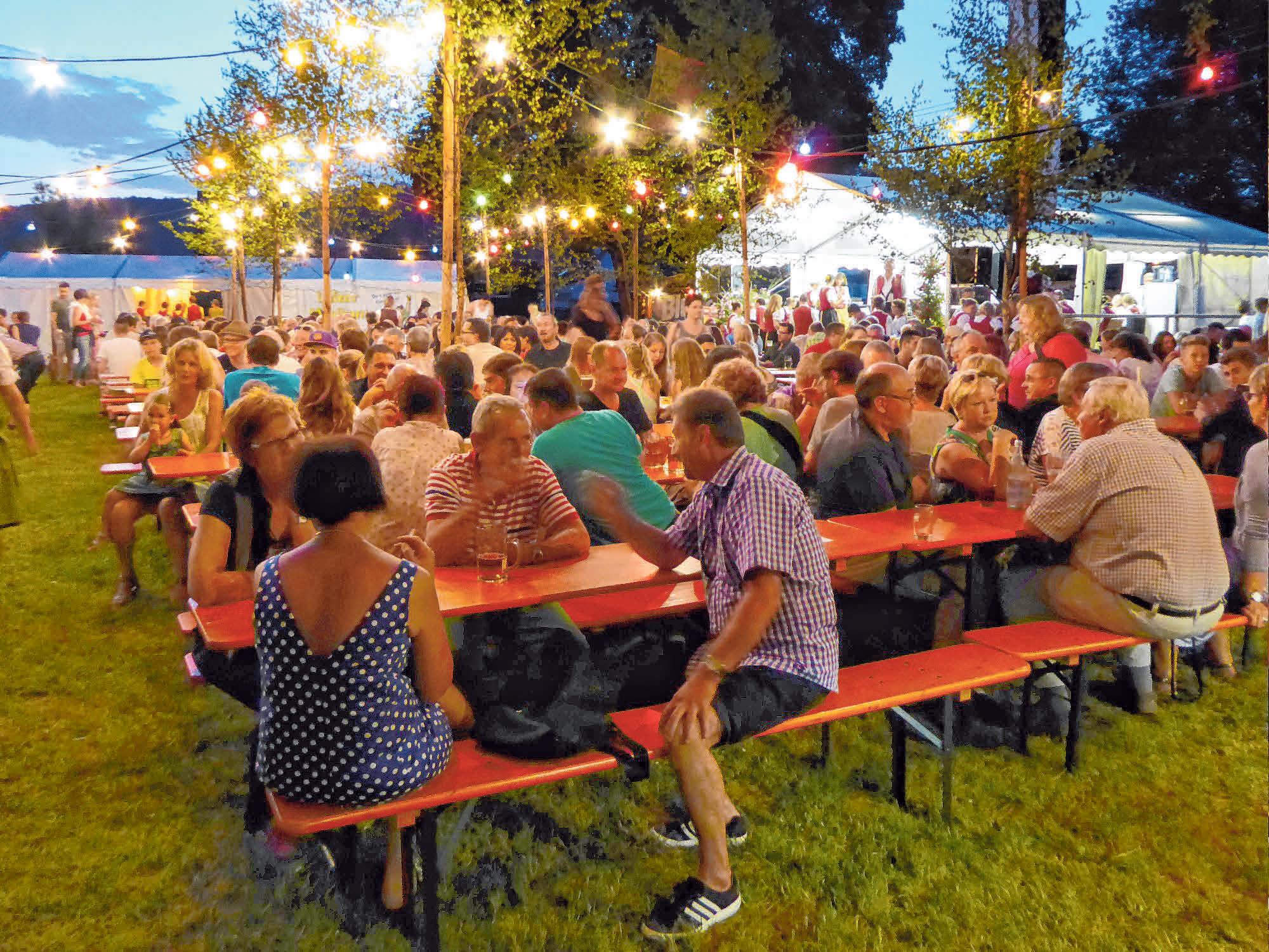 Reichhaltiges Essen und gute Musik beim Gartenfest in Laiz ...
