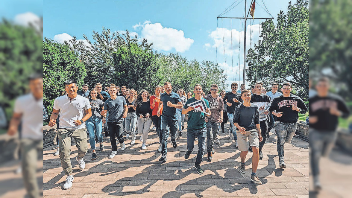 LN – GMSH Kiel: Ausbildungsleiterin Kim-Kristin Haß/Azubis - Lübecker ...